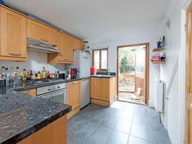 2 Bedrooms Flat for rent in Hoyle Road, Tooting, London SW17