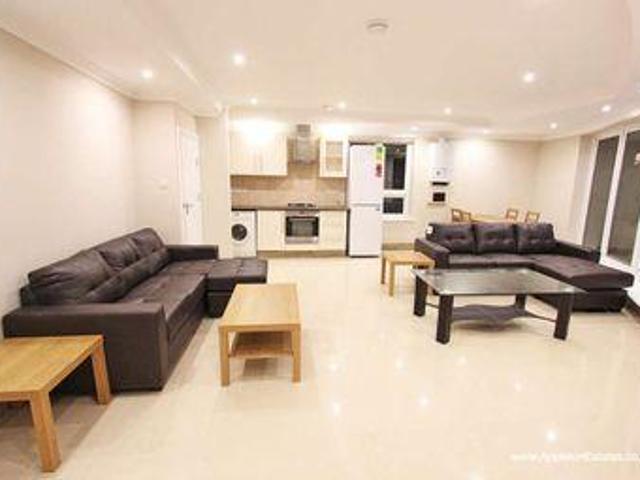 2 Bedrooms Flat for rent in Hogarth Crescent, Croydon CR0