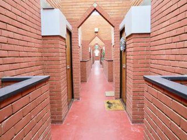 2 Bedrooms Flat for rent in Holden Avenue, London N12