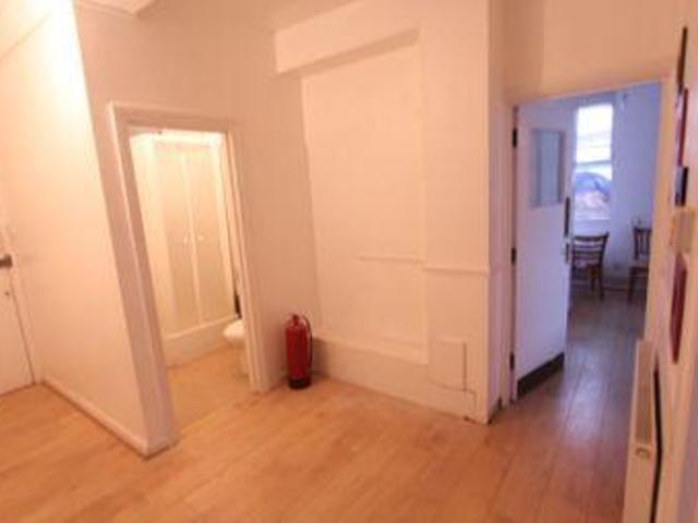 2 Bedrooms Flat for rent in Holloway Road, London N7