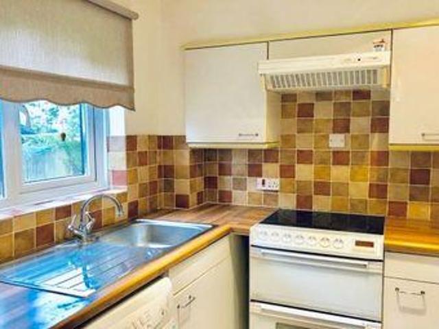 2 Bedrooms Flat for rent in Holland Close, Romford RM7
