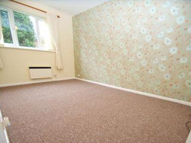 2 Bedrooms Flat for rent in Holland Close, Romford RM7
