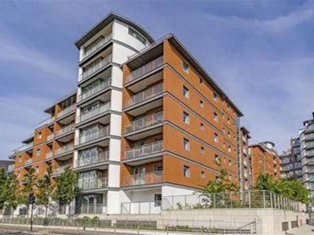 2 Bedrooms Flat for rent in Holland Gardens, Brentford TW8