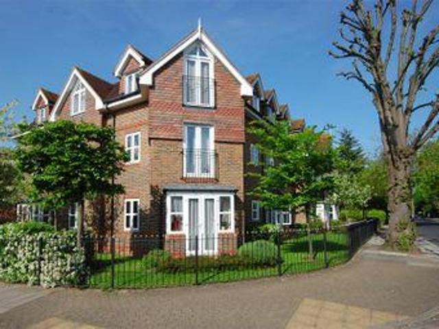 2 Bedrooms Flat for rent in Holly Bush Lane, Hampton TW12