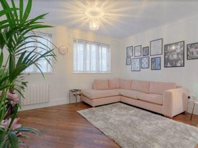 2 Bedrooms Flat for rent in Holly Street, London E8