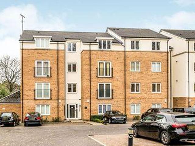 2 Bedrooms Flat for rent in Holly Way, Leeds LS14