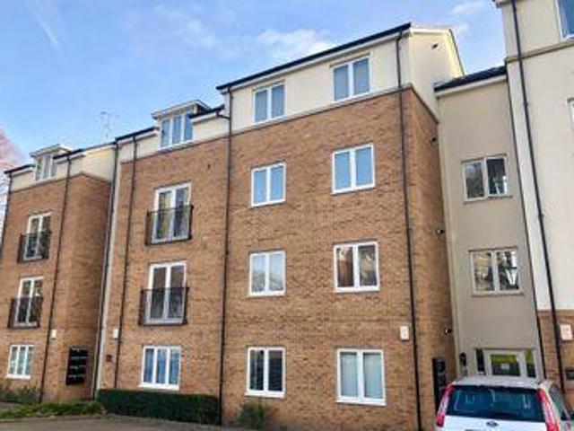 2 Bedrooms Flat for rent in Holly Way, Leeds LS14