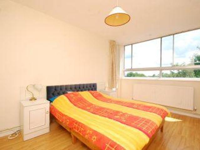2 Bedrooms Flat for rent in Holly Tree Close, Southfields, London SW19