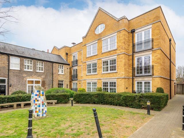 2 Bedrooms Flat for Rent in Holme Court | Foxtons