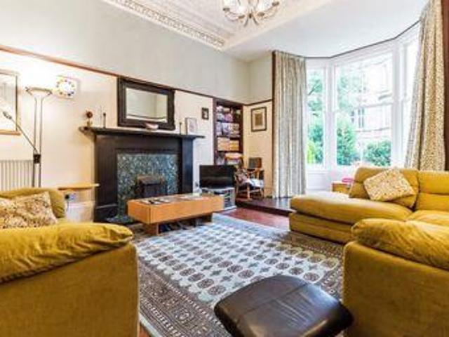 2 Bedrooms Flat for rent in Holyrood Crescent, Glasgow G20