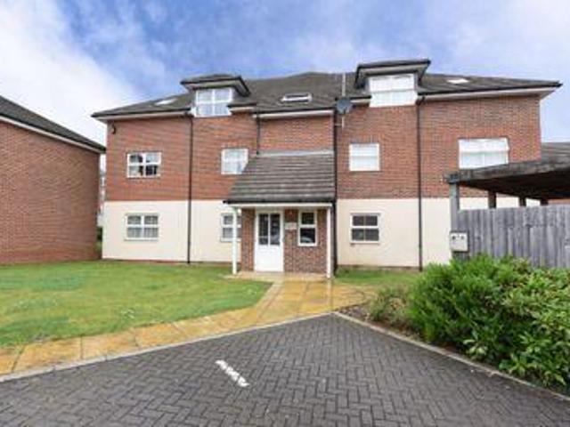 2 Bedrooms Flat for rent in Honington Mews, Farnborough GU14