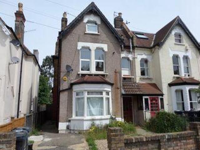 2 Bedrooms Flat for rent in Hopton Road, Streatham, London SW16