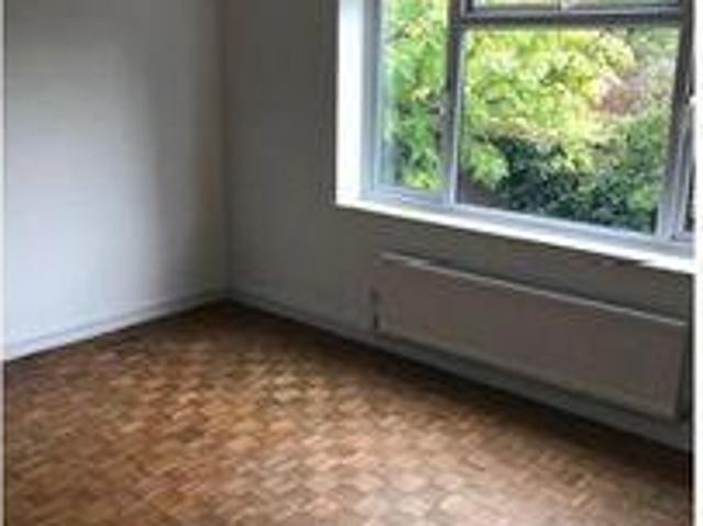 2 Bedrooms Flat for rent in Horn Lane, Woodford Green IG8