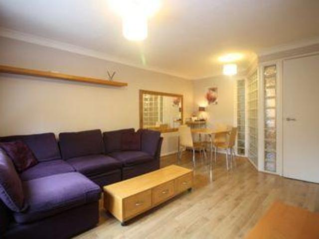 2 Bedrooms Flat for rent in Horseshoe Close, Docklands, London E14