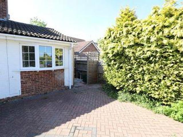 2 Bedrooms Flat for rent in Hawkesbury Drive, Reading RG31