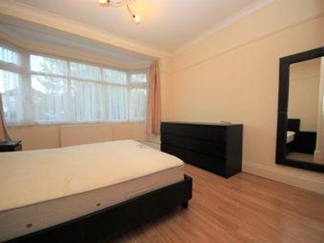 2 Bedrooms Flat for rent in Hay Lane, London NW9
