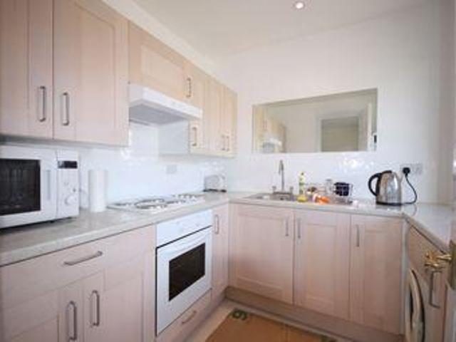 2 Bedrooms Flat for rent in Haydon Close, Enfield, Middlesex EN1