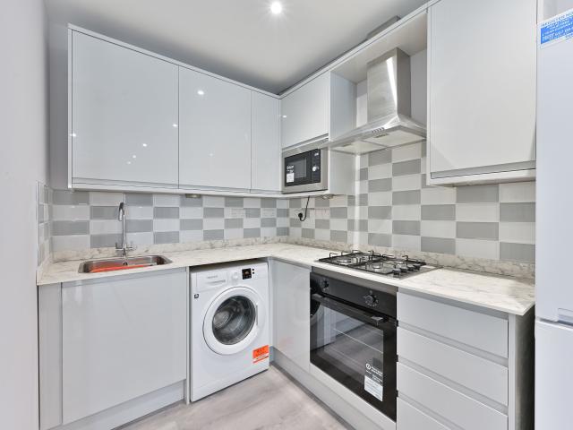 2 Bedrooms Flat for Rent in Haydon Park Road | Foxtons