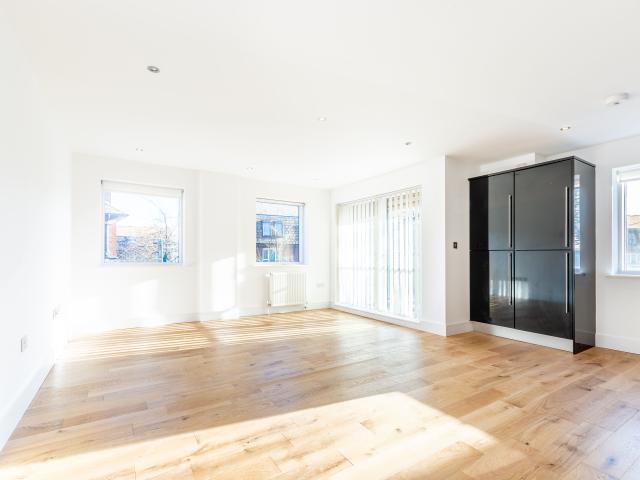 2 Bedrooms Flat for Rent in Haydons Road | Foxtons