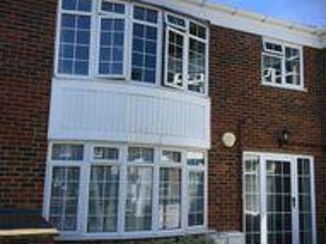 2 Bedrooms Flat for rent in Hayes Lane, Kenley CR8