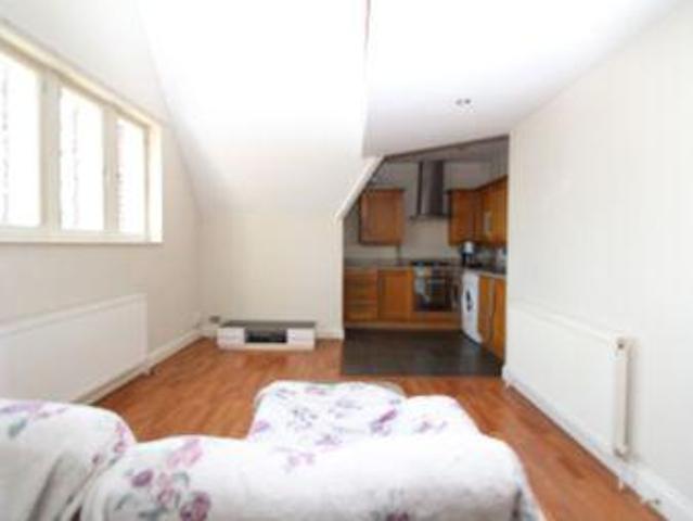 2 Bedrooms Flat for rent in Hayes Street, Bromley BR2