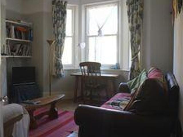 2 Bedrooms Flat for rent in Hackford Road, London SW9