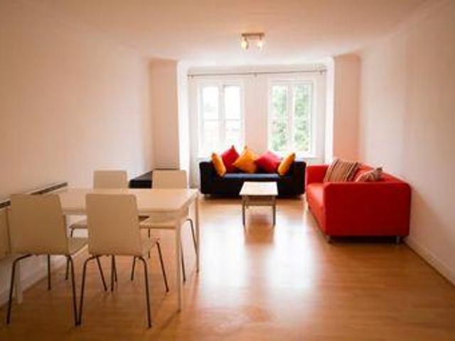 2 Bedrooms Flat for rent in Hadfield Close, Victoria Park, Manchester M14