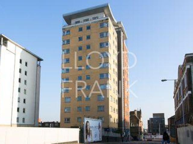2 Bedrooms Flat for rent in Hainault Street, Ilford IG1