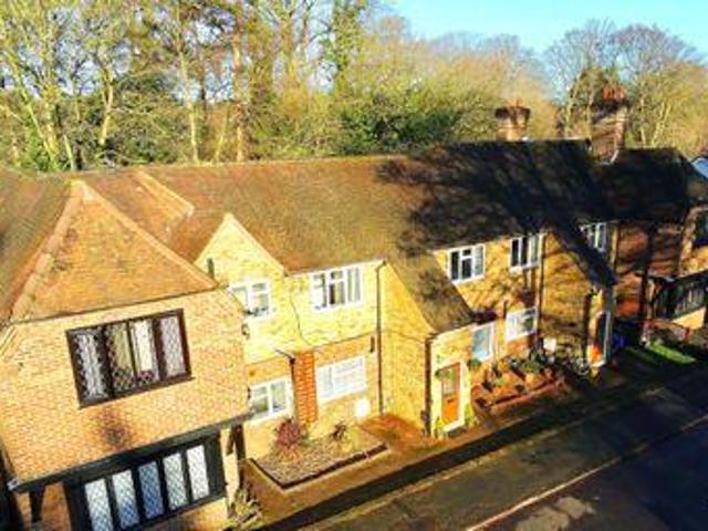 2 Bedrooms Flat for rent in Hall Close, Camberley GU15