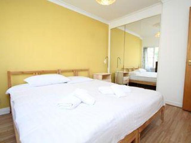 2 Bedrooms Flat for rent in Halley Gardens, London SE13