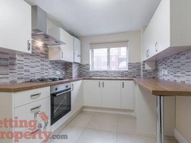 2 Bedrooms Flat for rent in Halstead Close, Croydon CR0