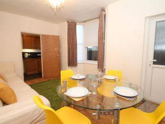 2 Bedrooms Flat for rent in Halstead Road, Enfield EN1