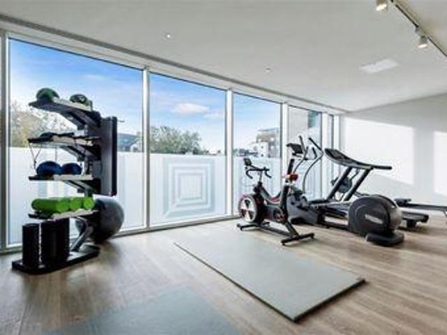 2 Bedrooms Flat for rent in Hamond Court, Queenshurst Square, Kingston Upon Thames KT2