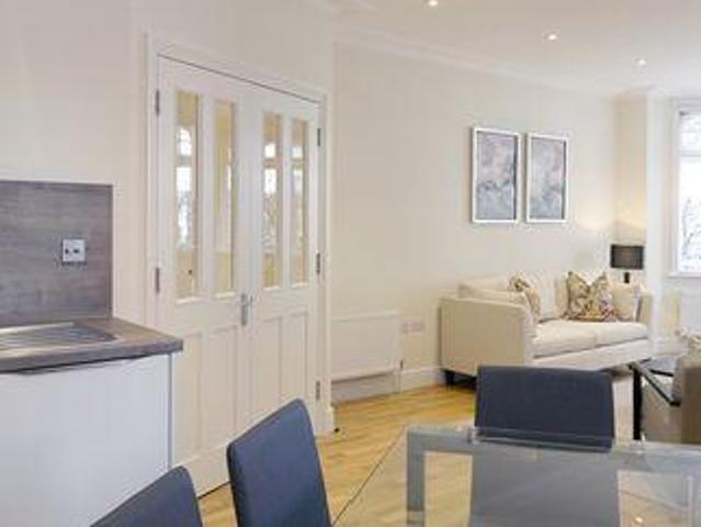 2 Bedrooms Flat for rent in Hamlet Gardens, London W6