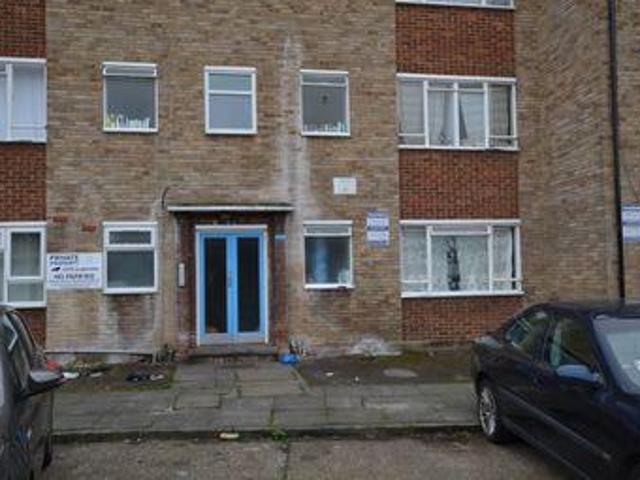2 Bedrooms Flat for rent in Hampden Lane, London N17