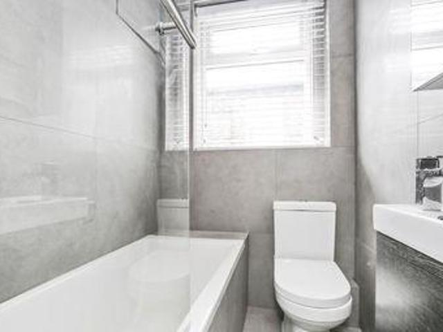 2 Bedrooms Flat for rent in Hampden Road, London N8