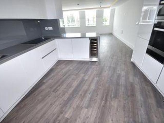 2 Bedrooms Flat for rent in Hampstead Reach, Chandos Way, London NW11