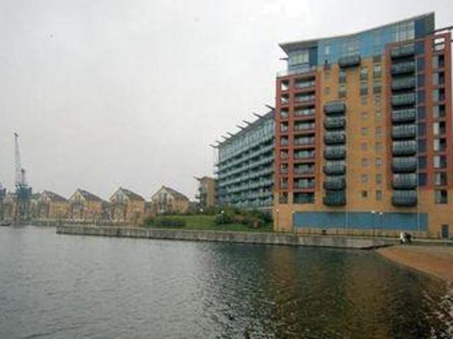 2 Bedrooms Flat for rent in Hanover Avenue, Docklands, London E16