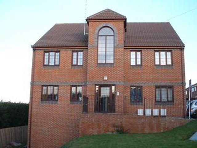 2 Bedrooms Flat for rent in Hanover Court, Albert Road, Morley LS27