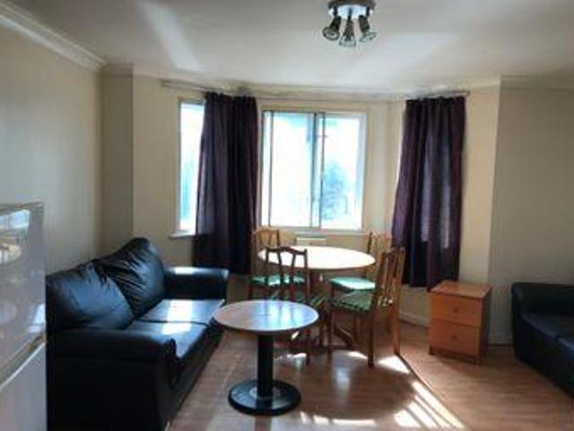 2 Bedrooms Flat for rent in Hanworth Road, Hounslow TW3