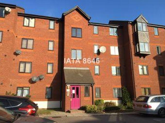 2 Bedrooms Flat for rent in Harlinger Street, London SE18