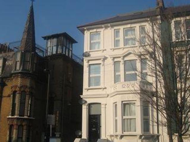 2 Bedrooms Flat for rent in Haselrigge Road, London SW4