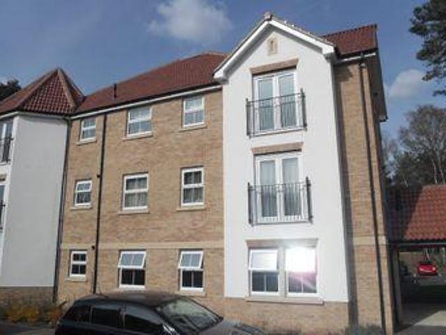 2 Bedrooms Flat for rent in Haskins Gardens, Farnborough GU14