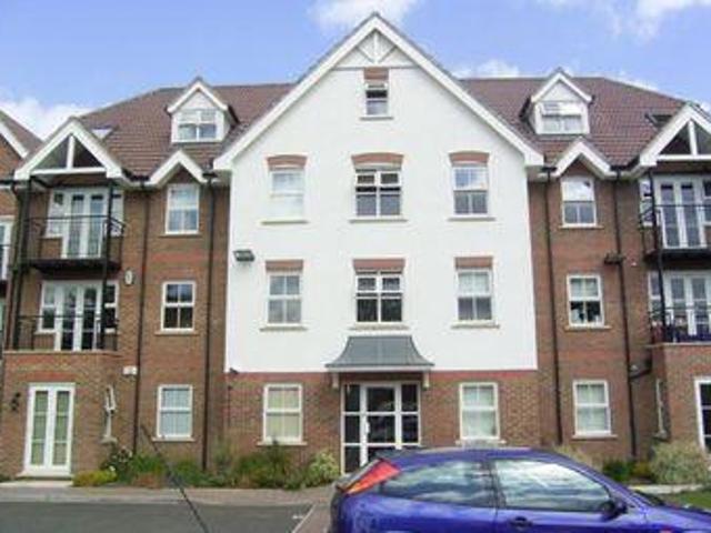 2 Bedrooms Flat for rent in Heath Park Road, Heath Park, Romford RM2