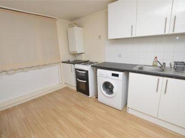 2 Bedrooms Flat for rent in Heathfield Vale, Selsdon, South Croydon CR2