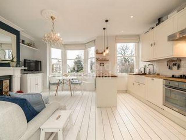 2 Bedrooms Flat for rent in Helix Gardens, London SW2