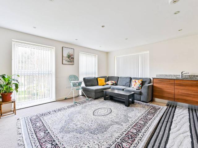 2 Bedrooms Flat for Rent in Henry Court | Foxtons