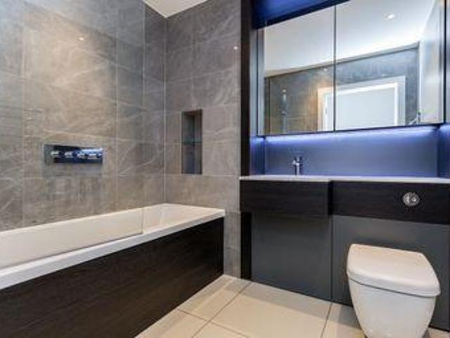 2 Bedrooms Flat for rent in Heritage Place, Brentford TW8