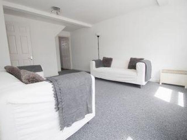 2 Bedrooms Flat for rent in Hermon Hill, London E18