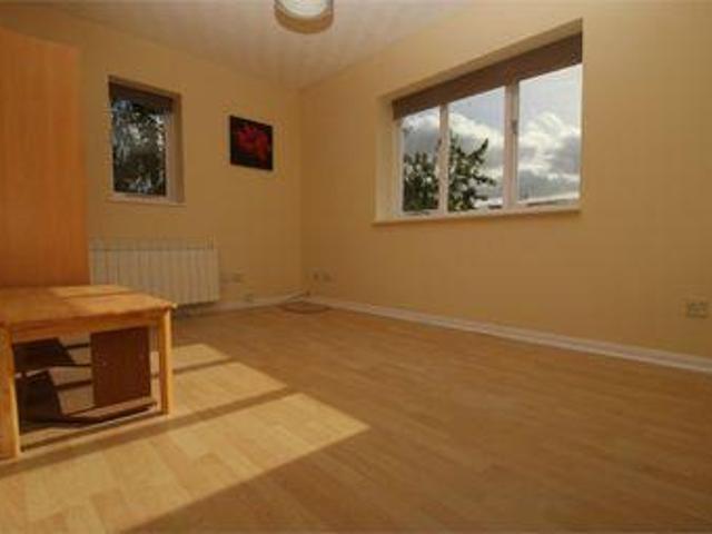 2 Bedrooms Flat for rent in Hermon Hill, London E18